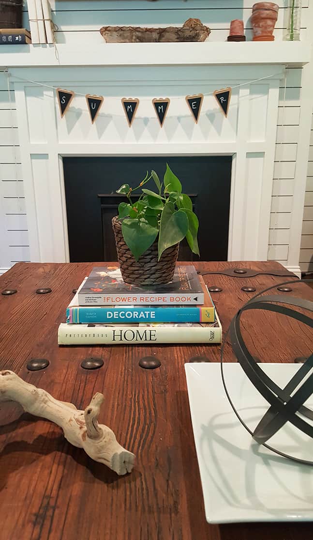 5 Ways to Decorate With Books Right Now - The Honeycomb Home