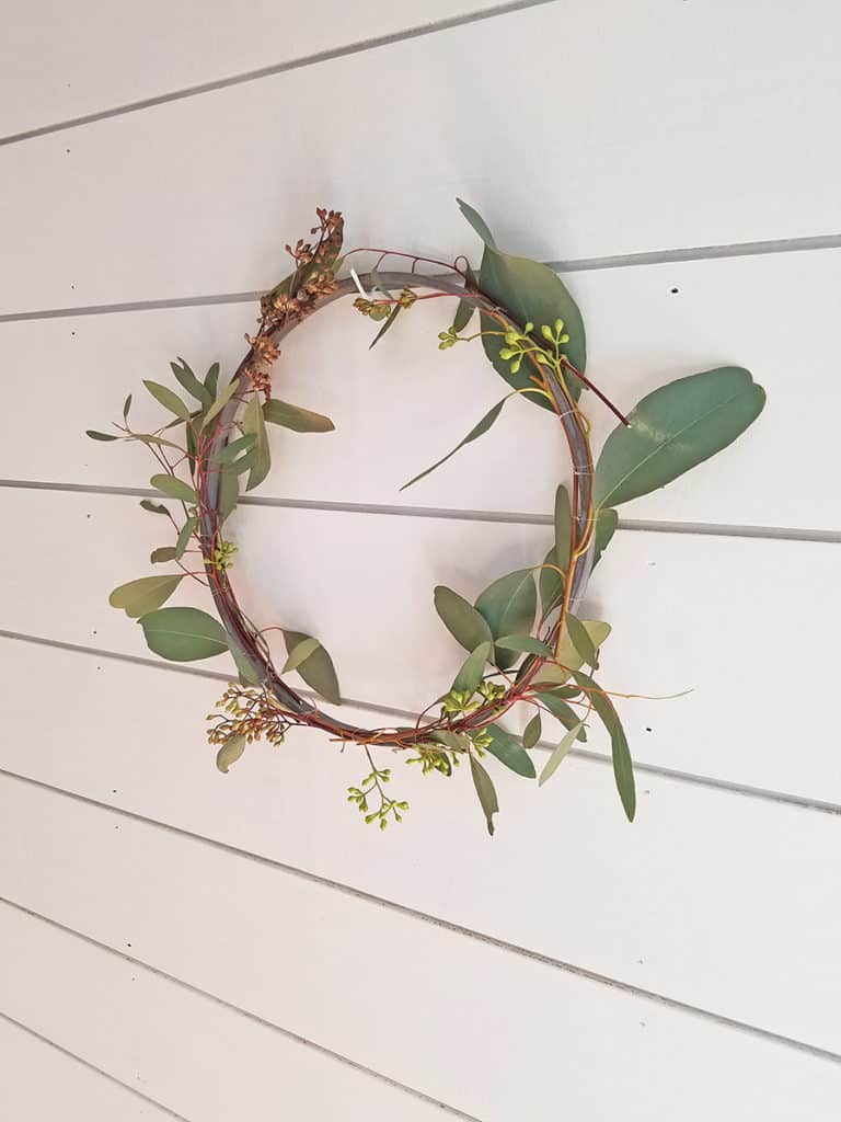 Simple DIY Spring Wreath - The Honeycomb Home