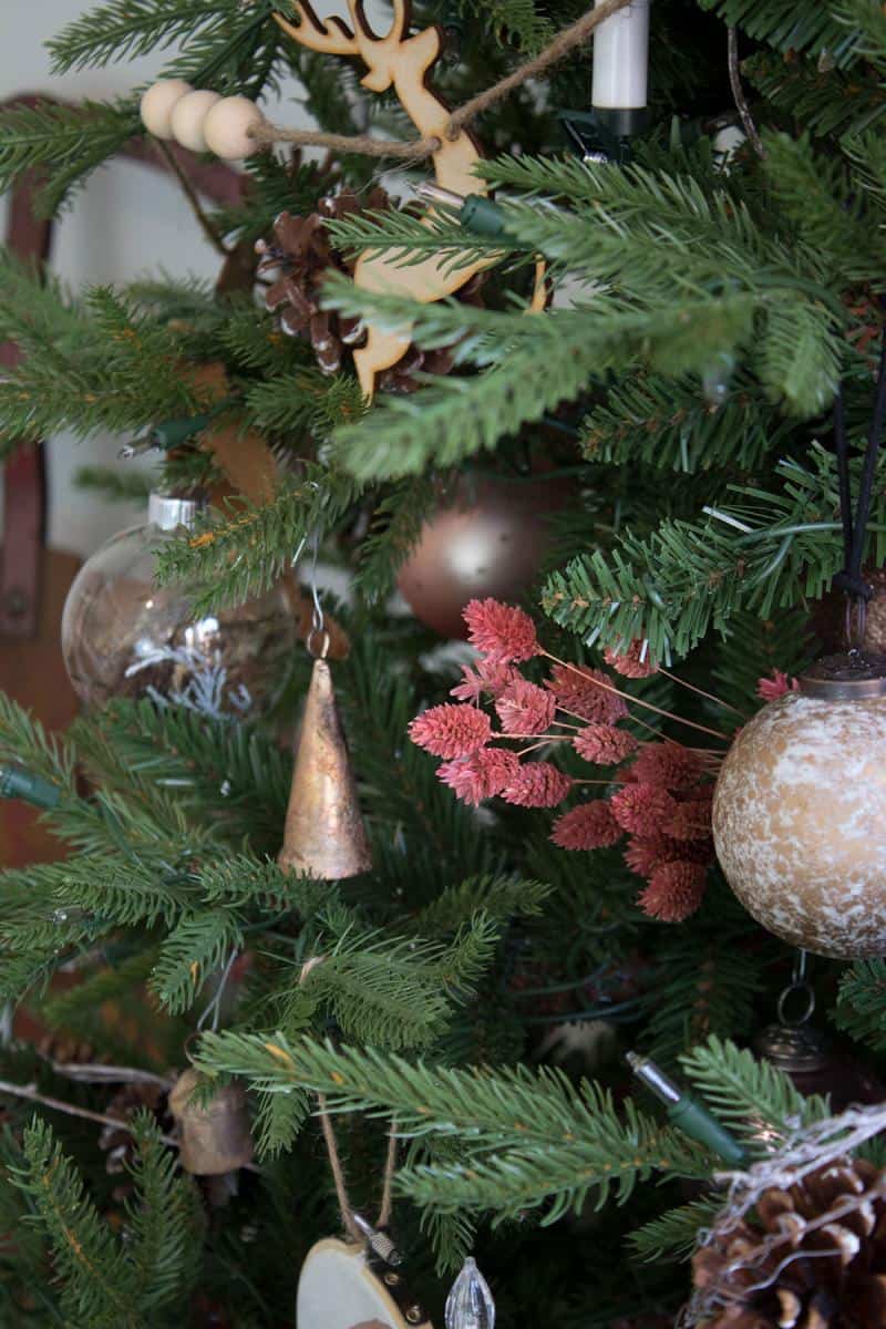 Natural Christmas Tree Decorating - The Honeycomb Home