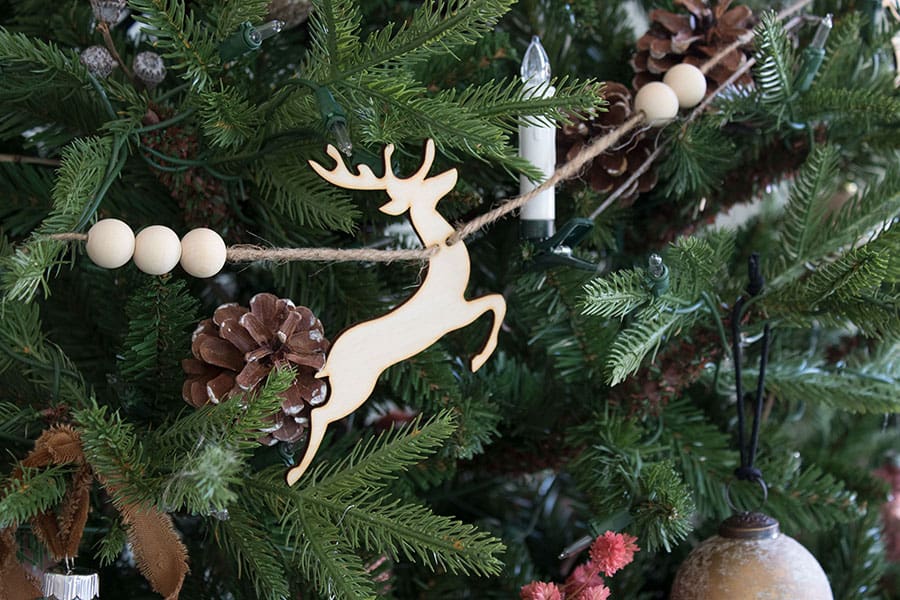 Natural Christmas Tree Decorating - The Honeycomb Home
