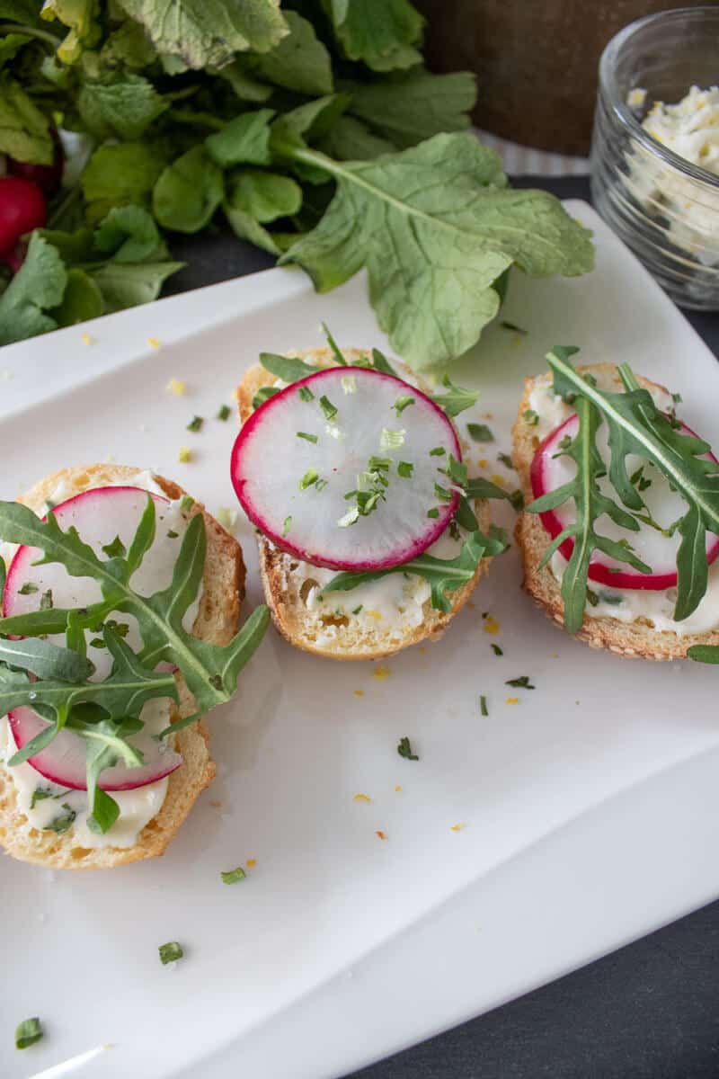 Crostini With Herb Butter And Arugula - The Honeycomb Home
