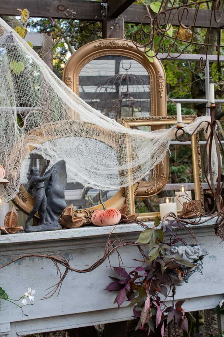 Outdoor Falloween Decorating - The Honeycomb Home