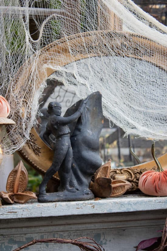 Outdoor Falloween Decorating - The Honeycomb Home
