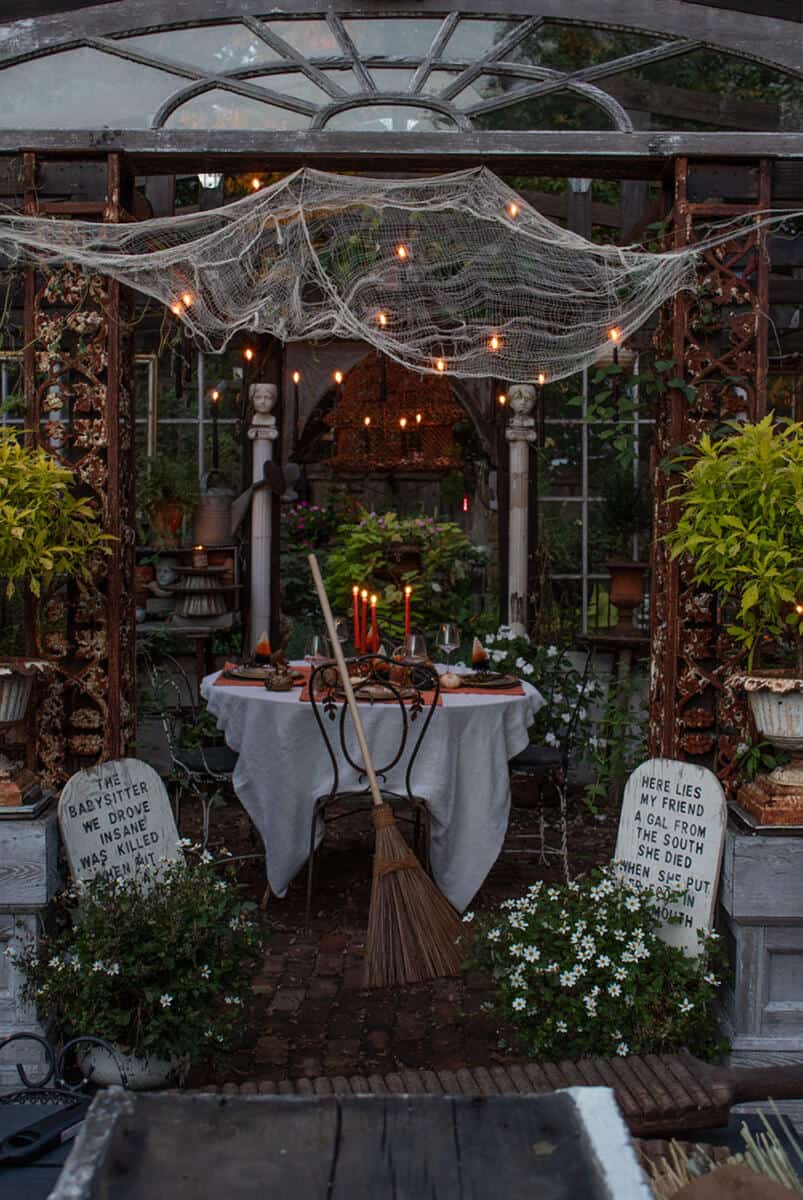 Outdoor Falloween Decorating - The Honeycomb Home