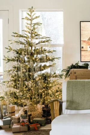Minimalist Christmas Tree Decorating Ideas - The Honeycomb Home