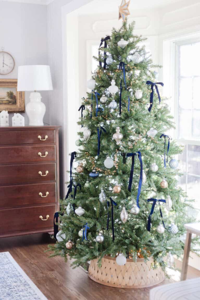 Minimalist Christmas Tree Decorating Ideas - The Honeycomb Home