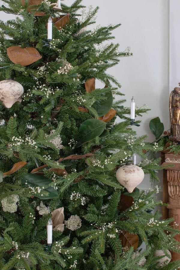 Minimalist Christmas Tree Decorating Ideas - The Honeycomb Home